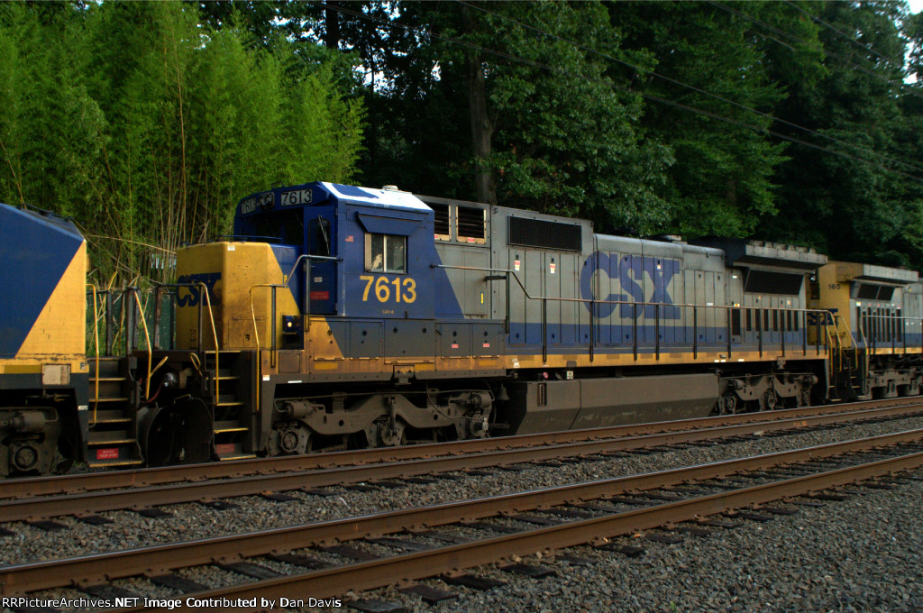 CSX C40-8 7613 trails on X789-22